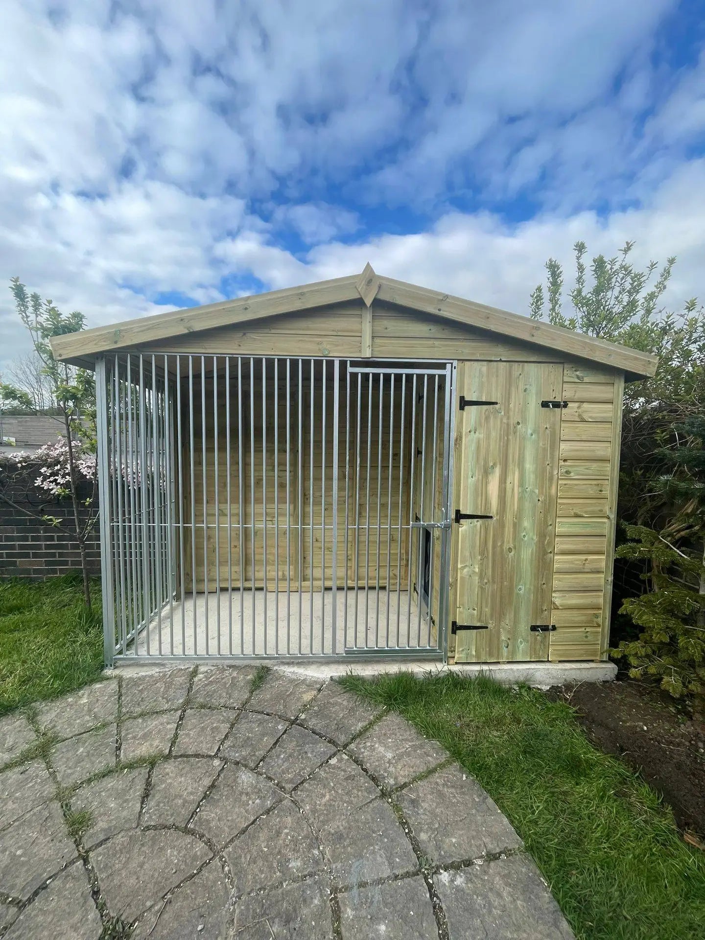10 X 6.5 ft Single Dog Kennel | Installation Included – Benchmark Kennels